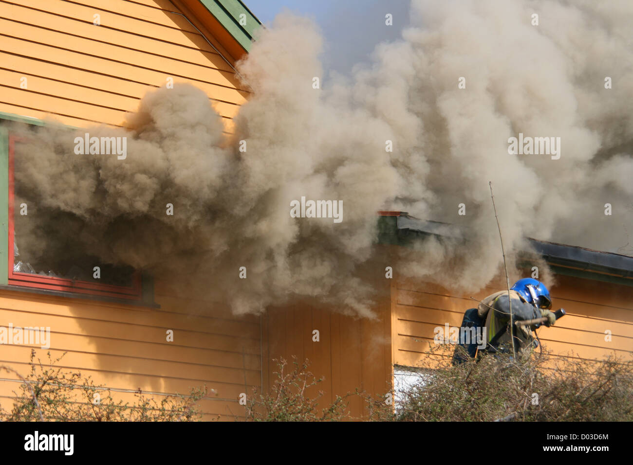 House with smoke windows hi-res stock photography and images - Alamy