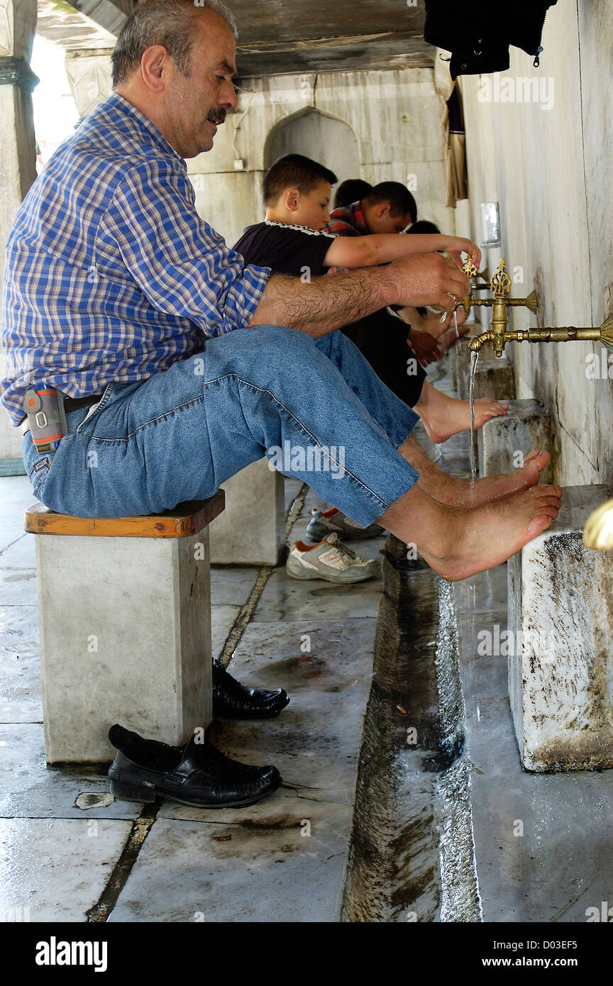 Men washing their feet and hands with holy water in the Blue Mosque Old ...