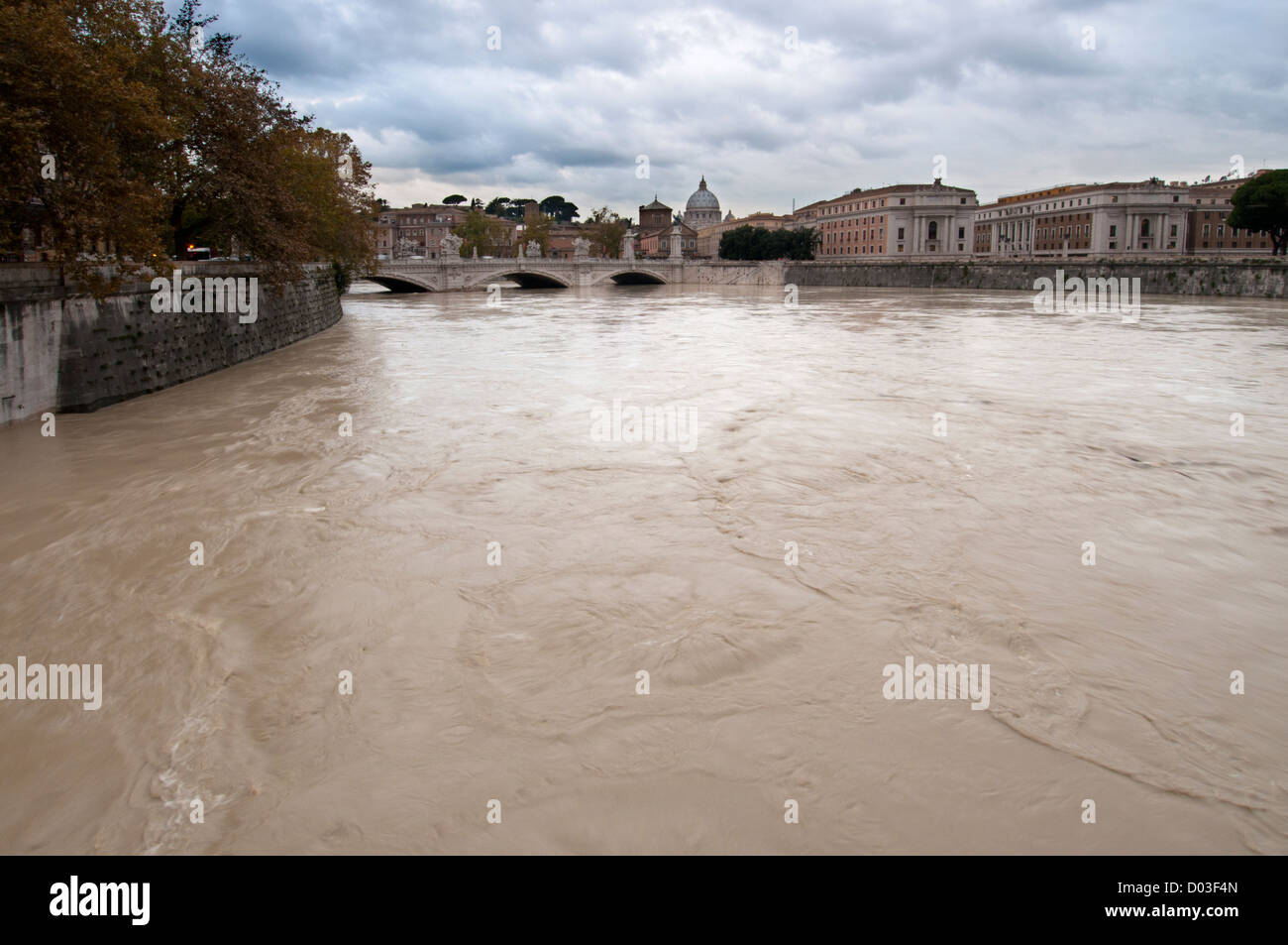 Tiber River In Flood In Rome Stock Photos & Tiber River In Flood In ...
