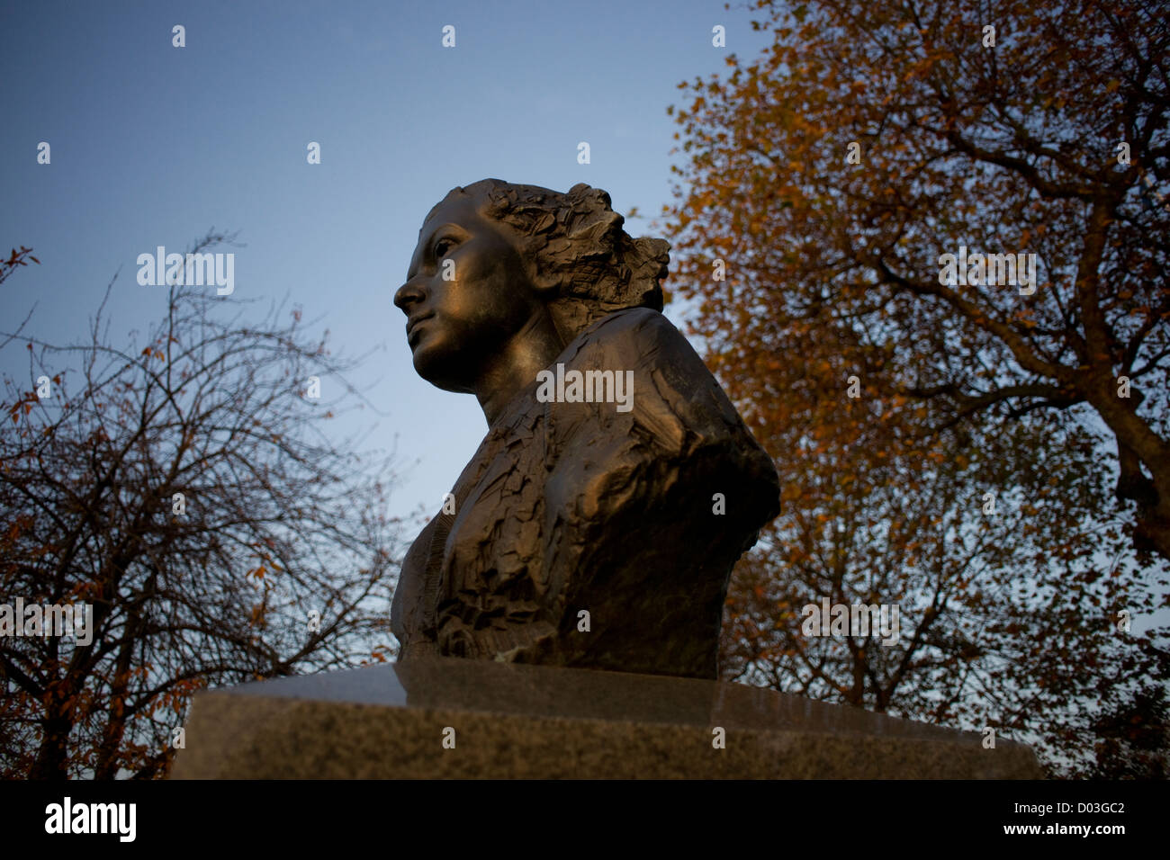 Special operations executive soe statue hi-res stock photography and ...