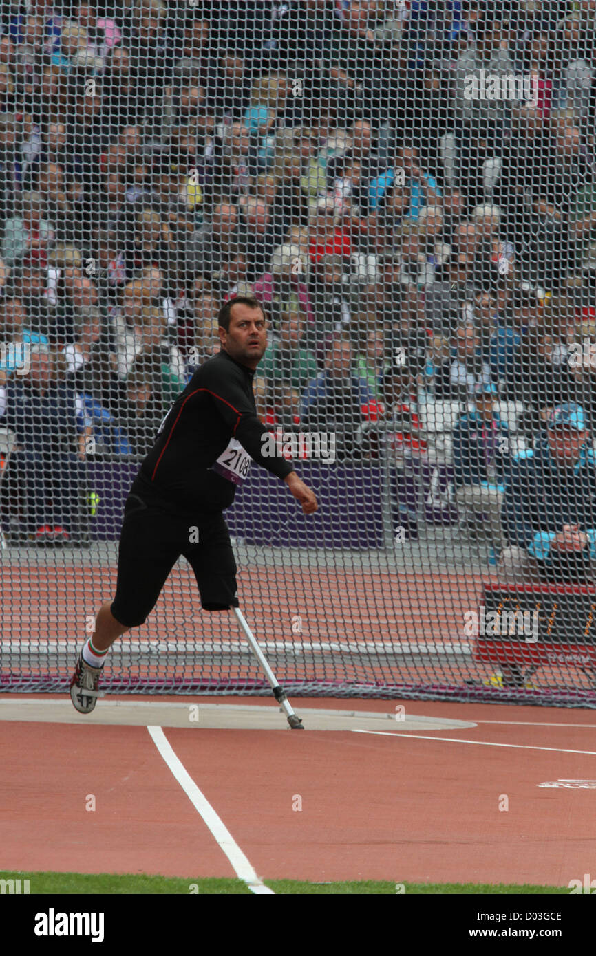 Athlete discus throw athletics discus hi-res stock photography and ...