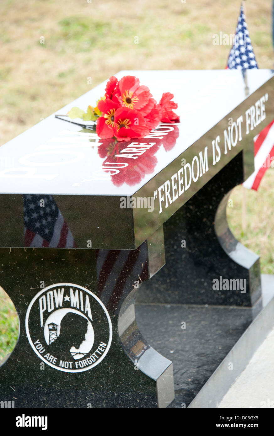 War memorial bench with poppy flowers on Veteran's Day Stock Photo - Alamy