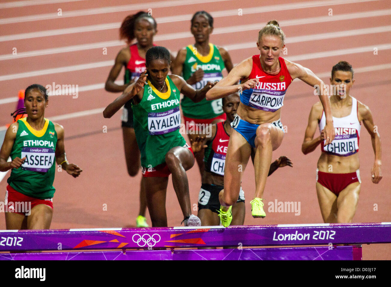 Women running steeplechase hi-res stock photography and images - Alamy