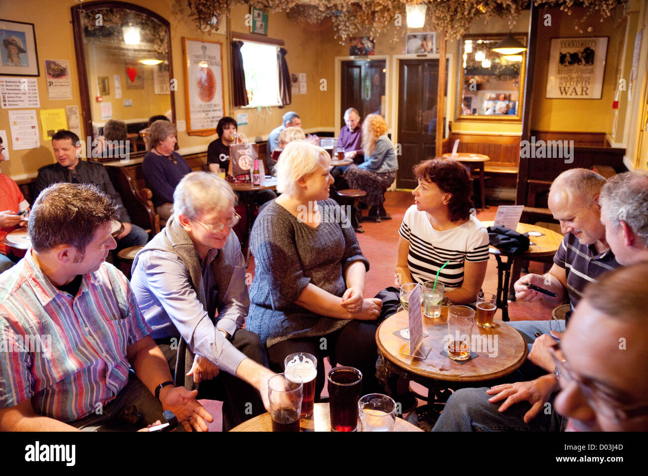 Traditional english pub interior hi-res stock photography and images ...