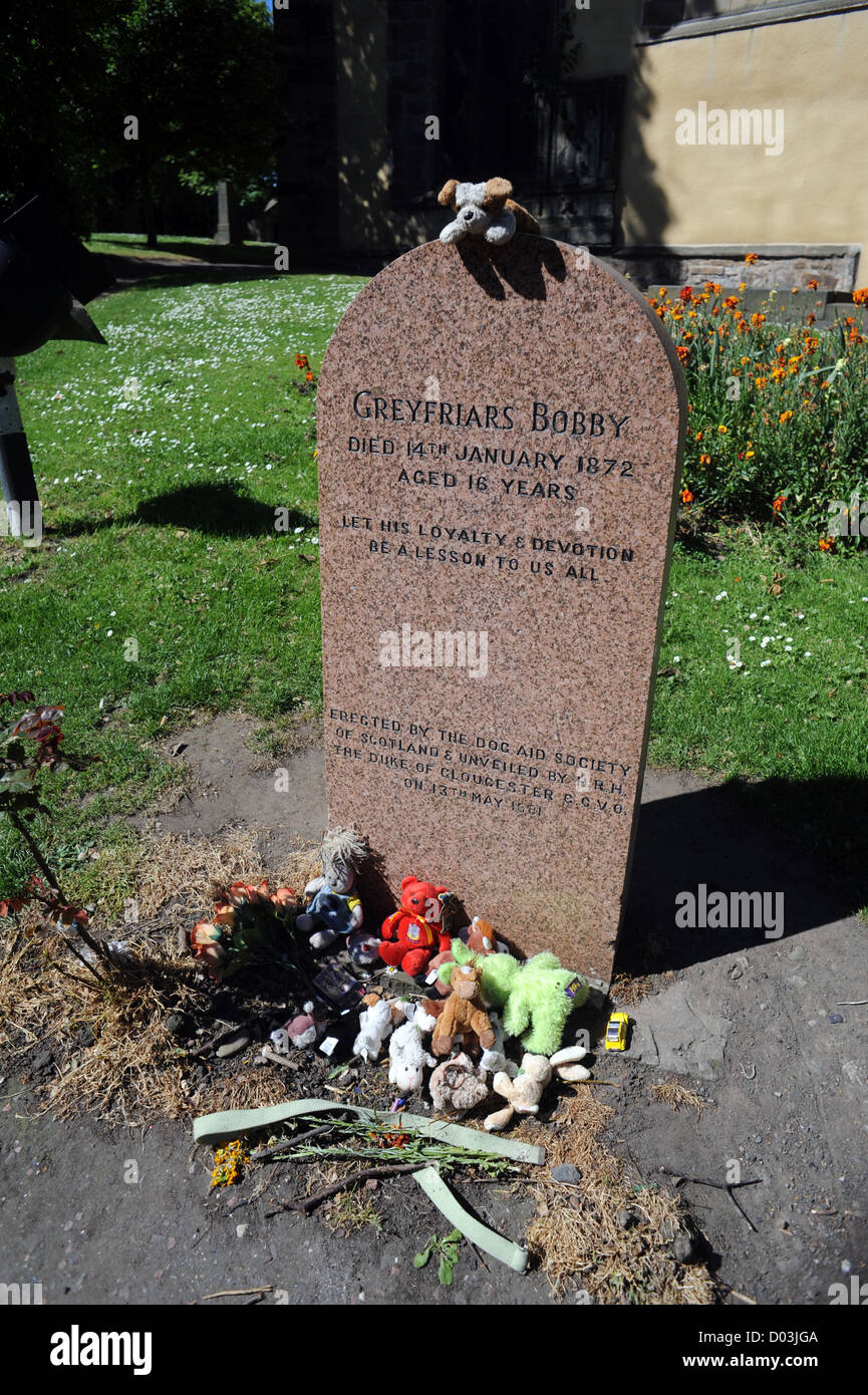 The grave of Greyfriars Bobby, Greyfriars Kirkyard, Edinburgh, Scotland ...
