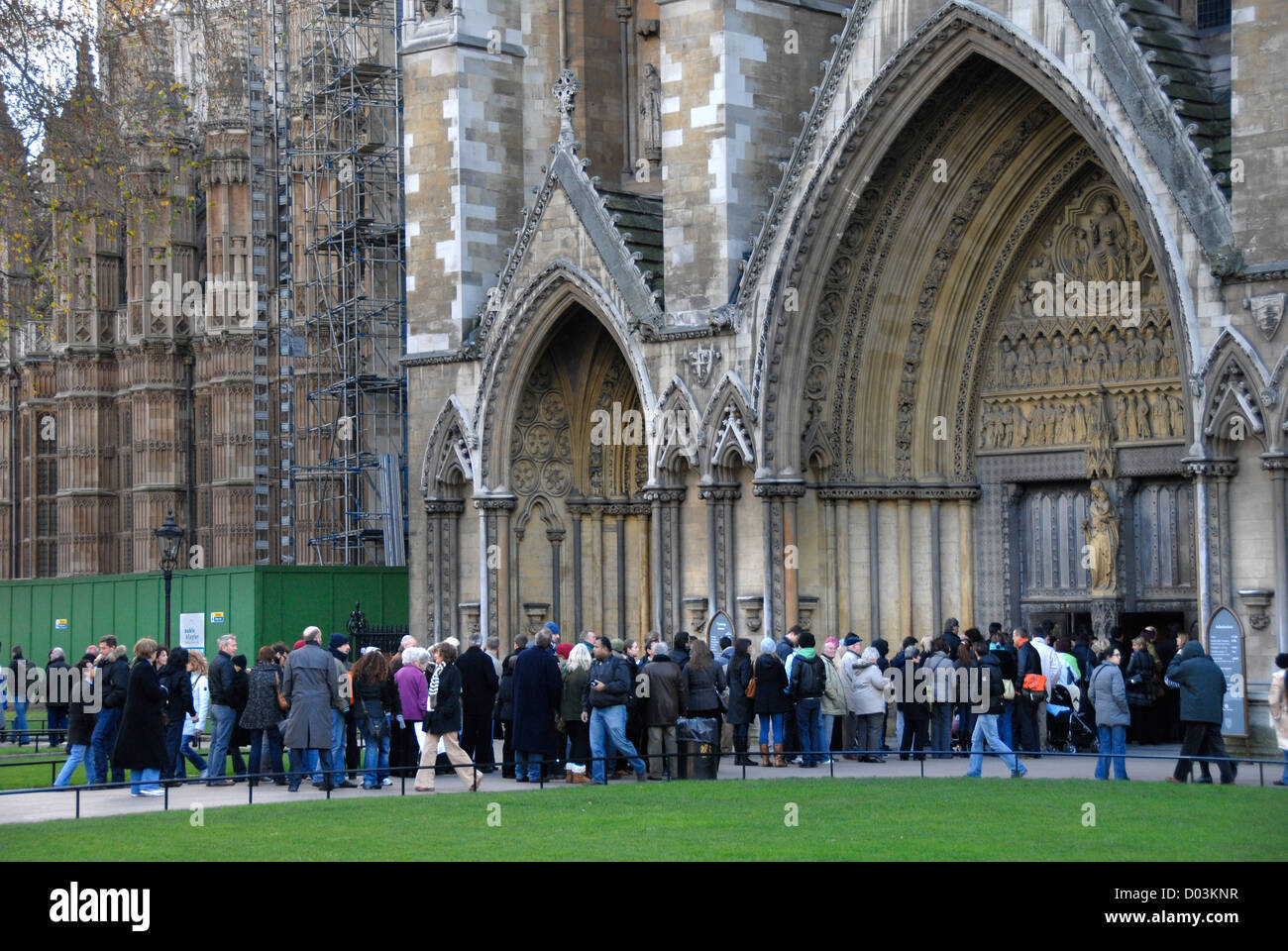 People queuing outside front door hi-res stock photography and images ...