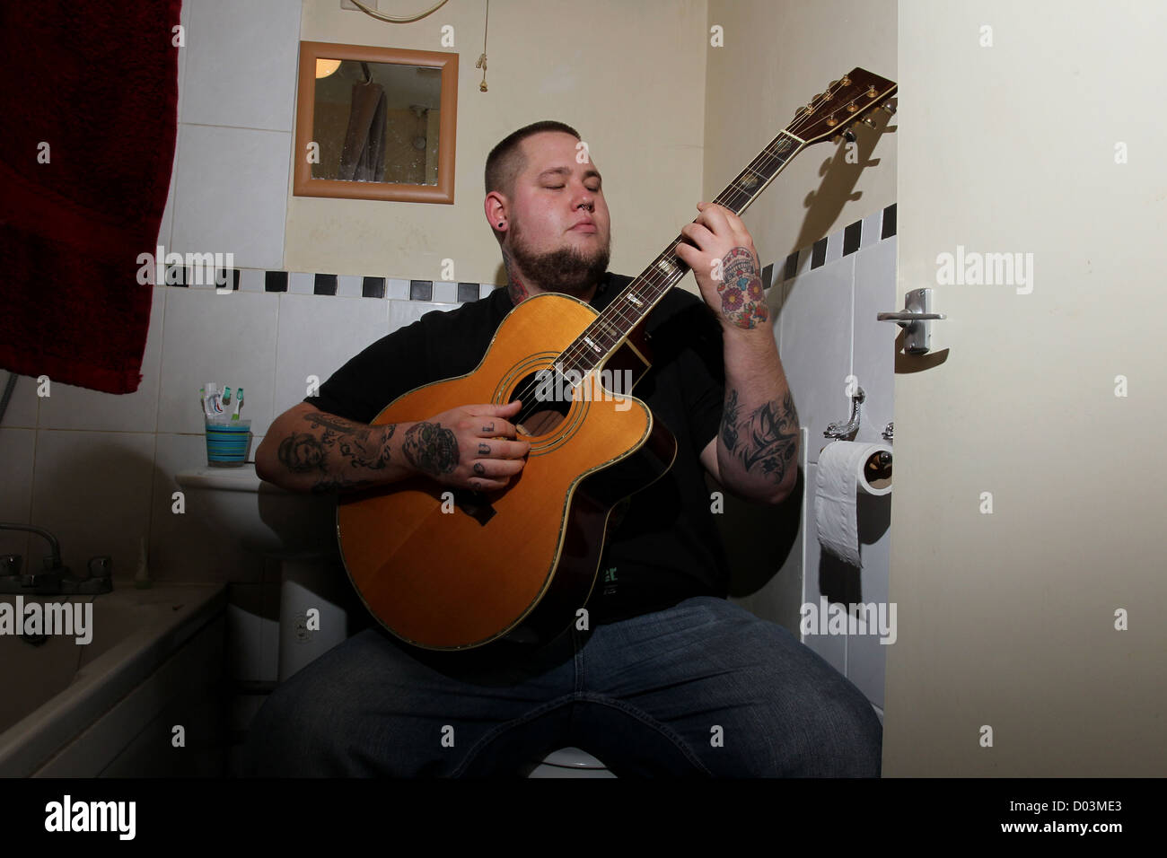 Man on toilet with guitar hi-res stock photography and images - Alamy