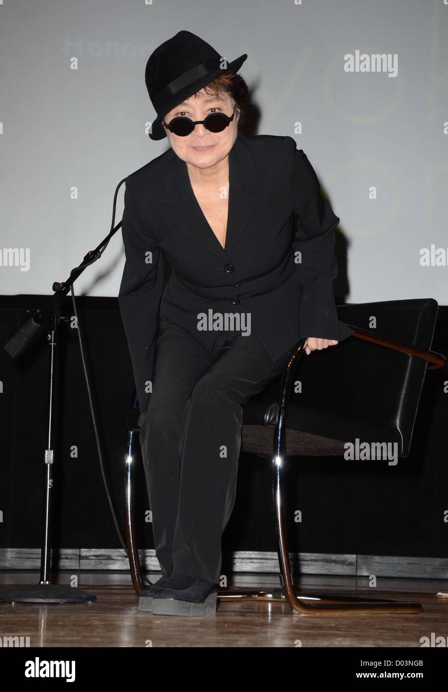 Yoko Ono in attendance for Brooklyn Museum's Women in the Arts ...