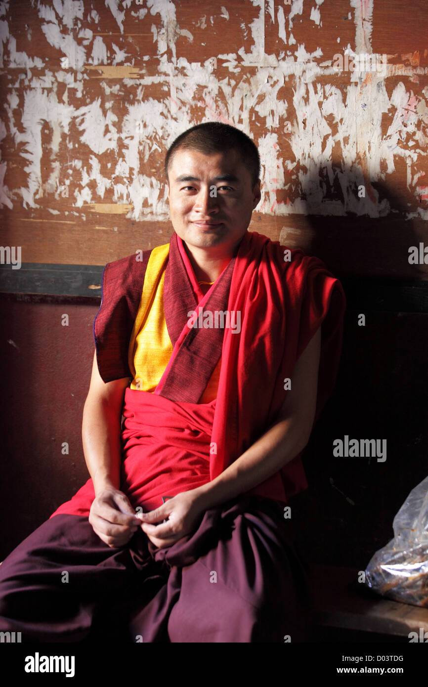 Monk smiles as his picture is been taken Stock Photo - Alamy