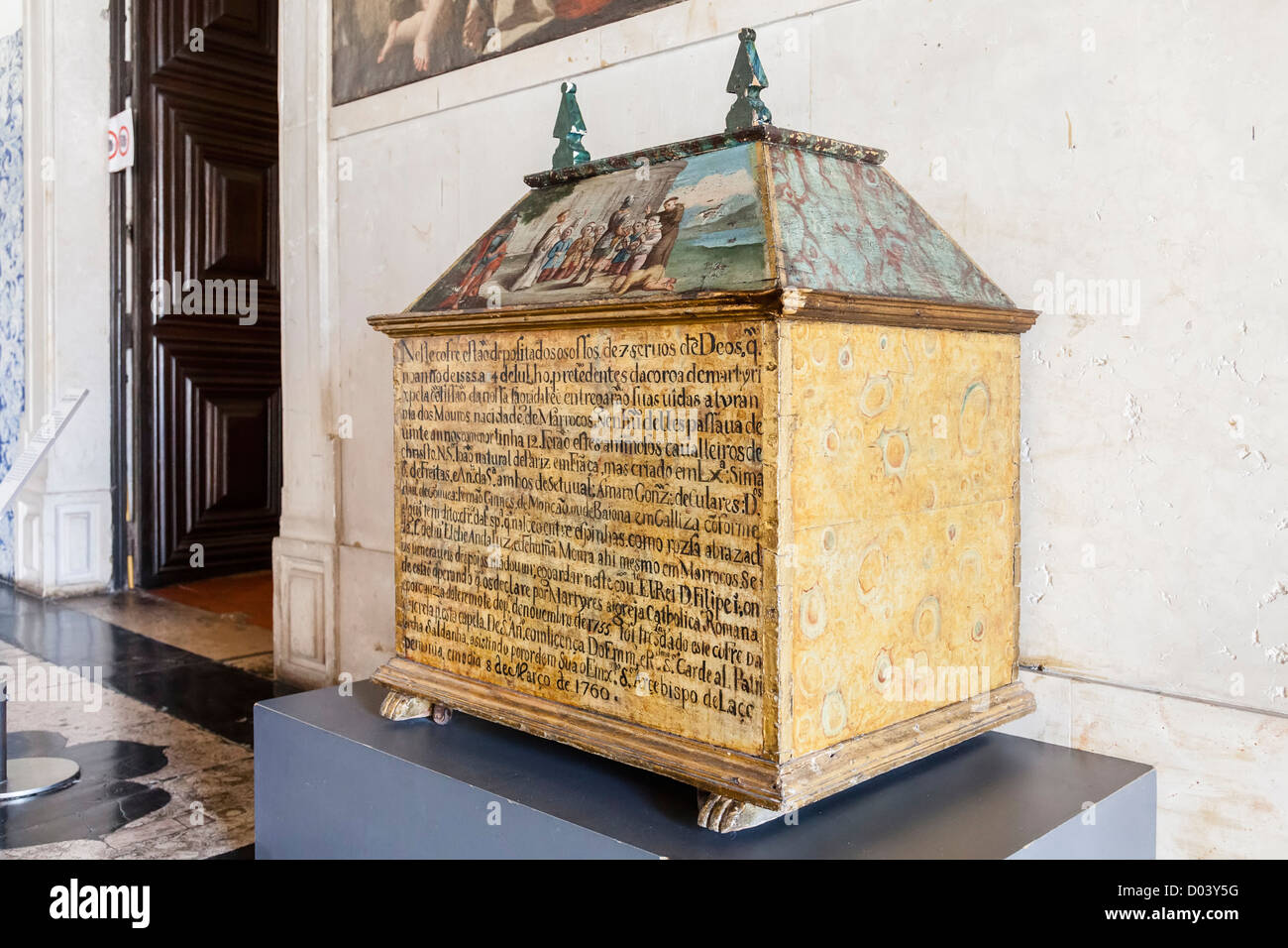 Golden reliquary hi-res stock photography and images - Alamy