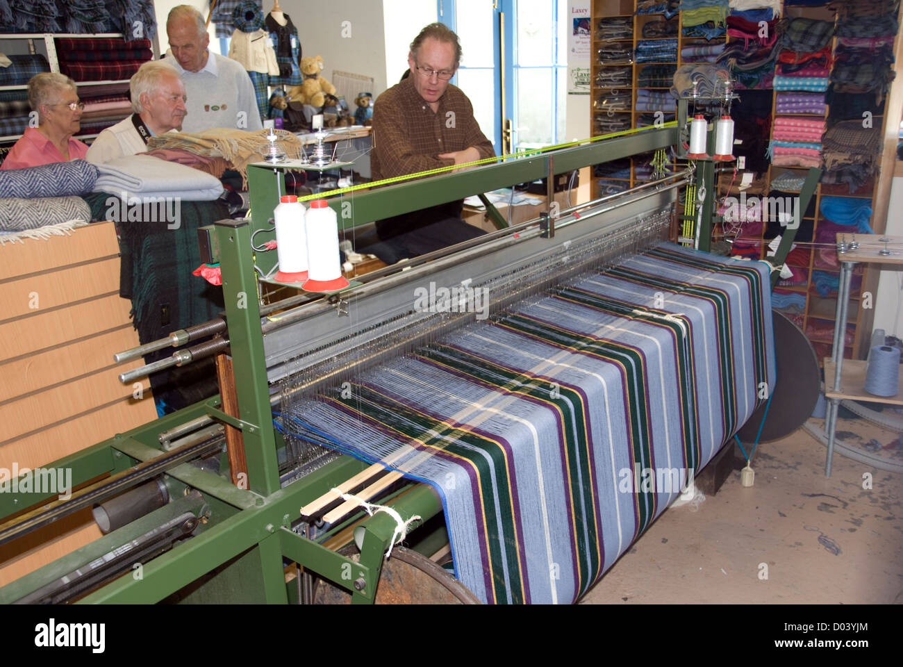 ISLE OF MAN; LAXEY WOOLLEN MILL; TOURISTS WATCHING WEAVER WORKING ON ...