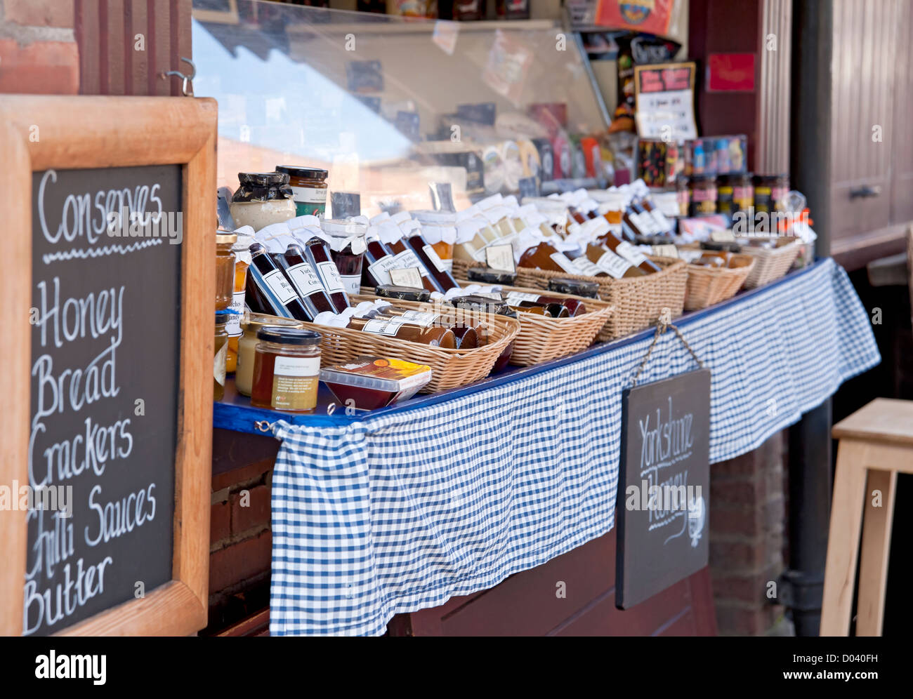 Market stall selling honey hi-res stock photography and images - Alamy