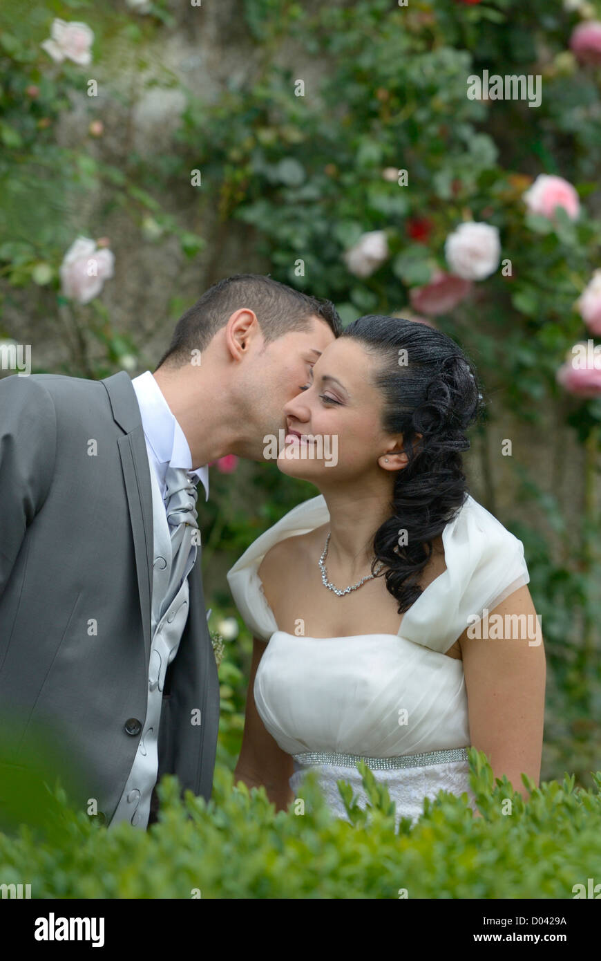 Italian wedding couple kissing in park, Firenze, Tuscany, Italy Stock ...