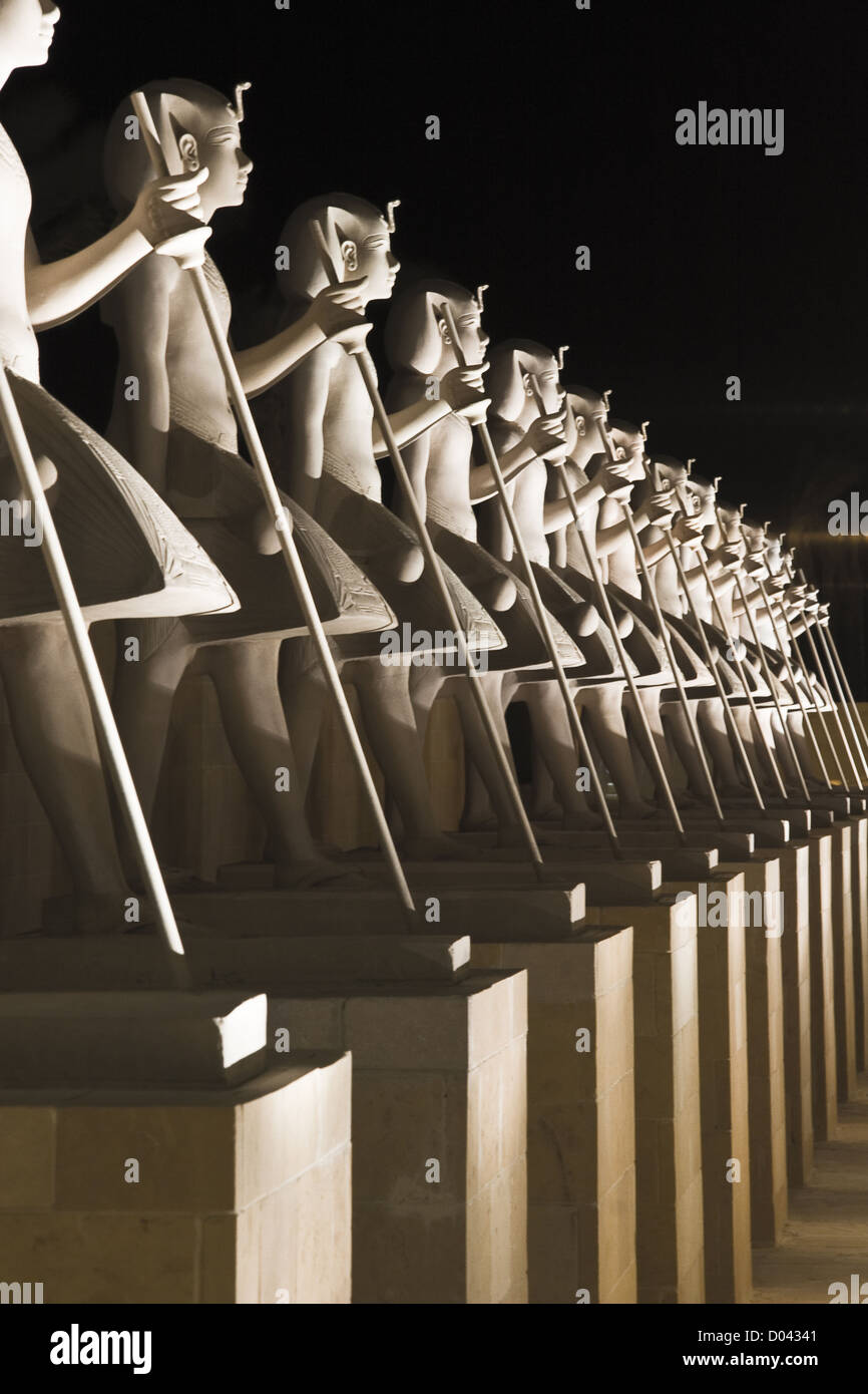 Ancient egyptian statues Stock Photo - Alamy