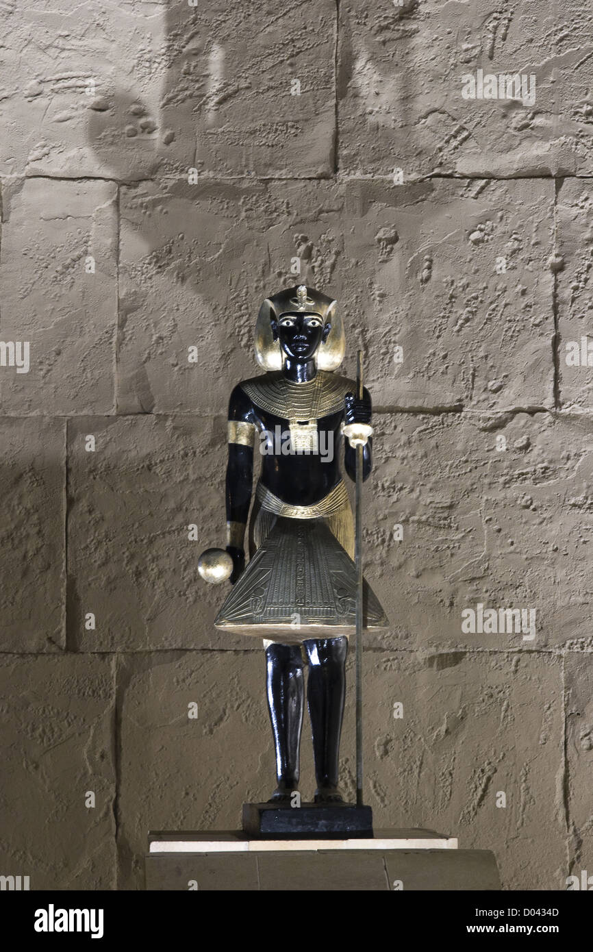 Ancient egyptian statues Stock Photo - Alamy