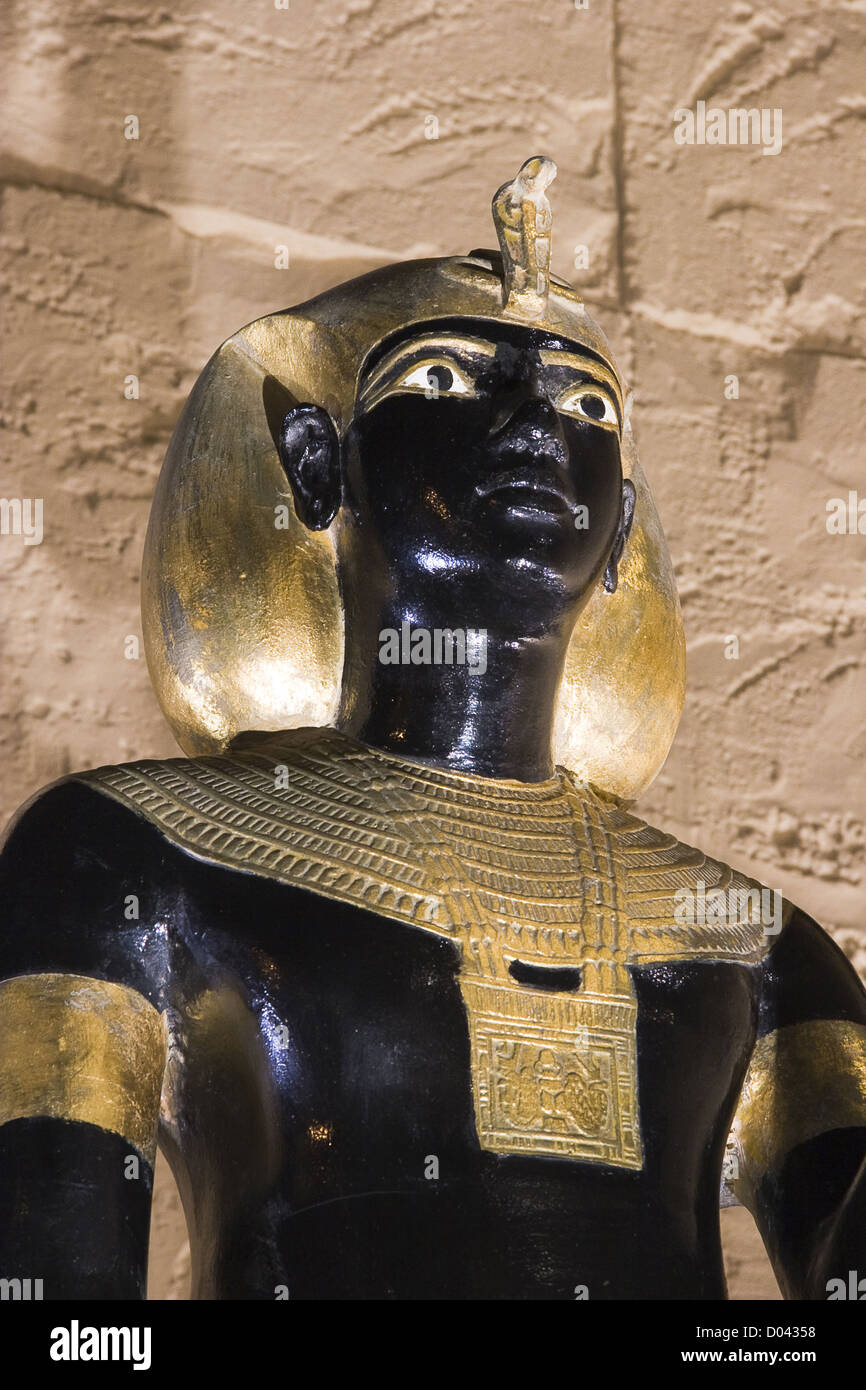 Ancient egyptian statues Stock Photo - Alamy