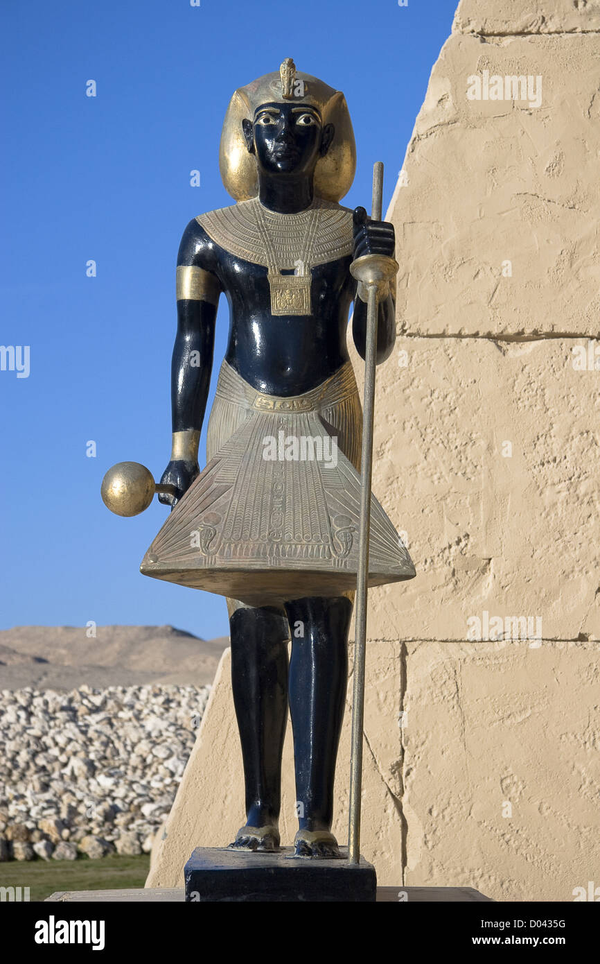 Ancient egyptian statues Stock Photo - Alamy