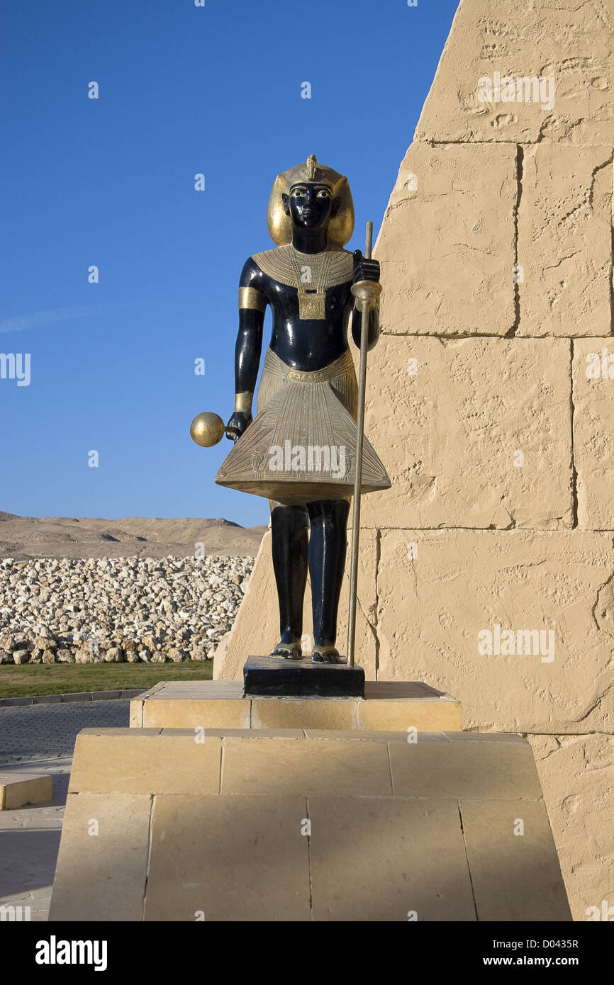 Ancient egyptian statues Stock Photo - Alamy