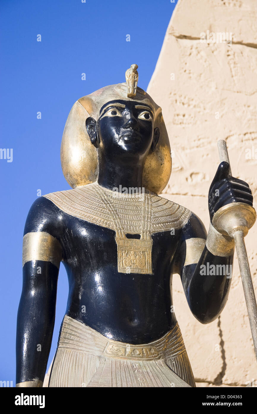 Ancient egyptian statues Stock Photo - Alamy