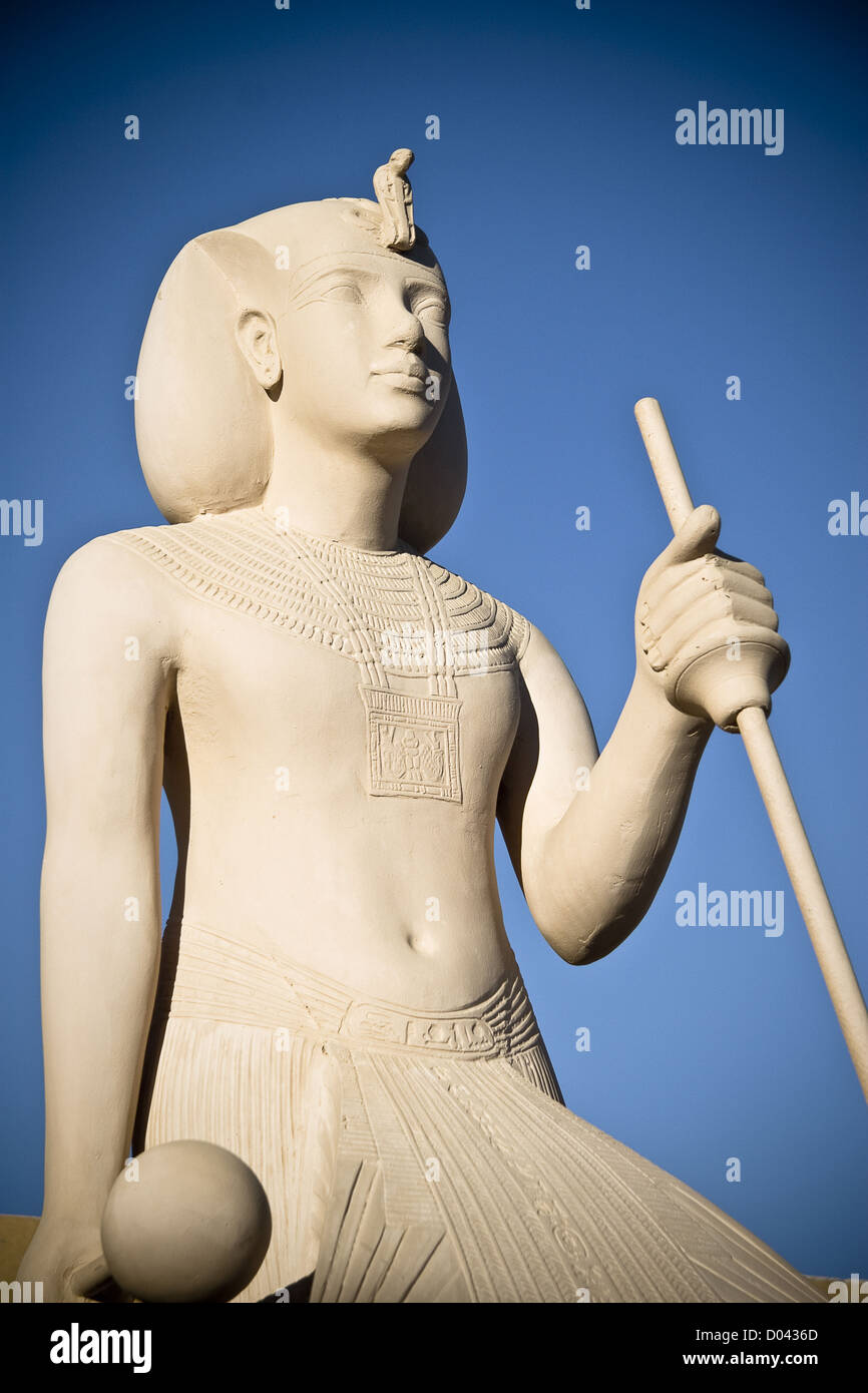 Ancient egyptian statues Stock Photo - Alamy