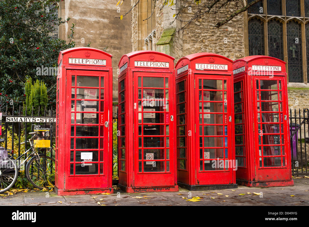 Red telephone booth hi-res stock photography and images - Alamy