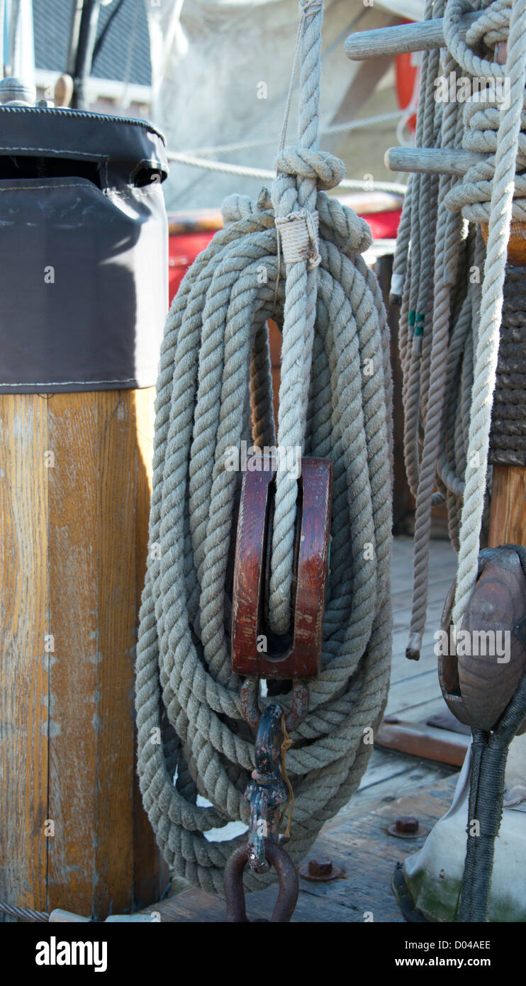 Thick ropes of a ship of rope hi-res stock photography and images - Alamy