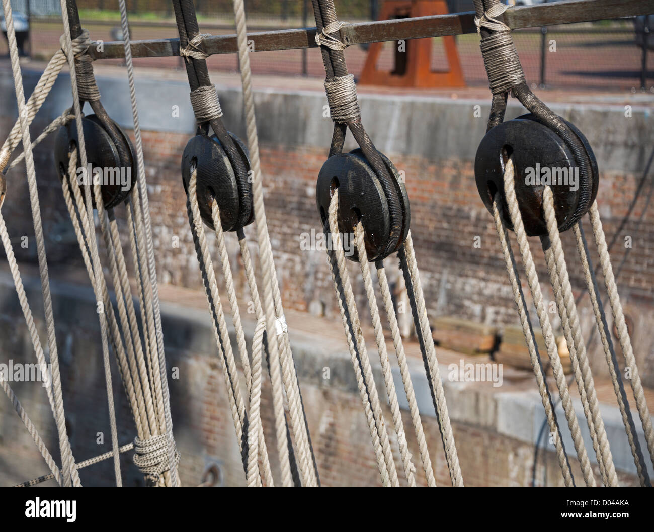 Thick ropes of a ship of rope hi-res stock photography and images - Alamy