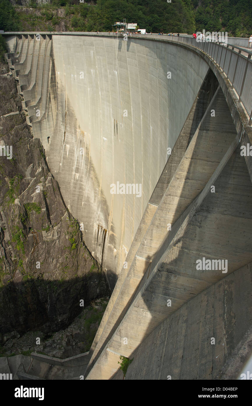 Dam of the Verzasca Valley for electricity Stock Photo - Alamy