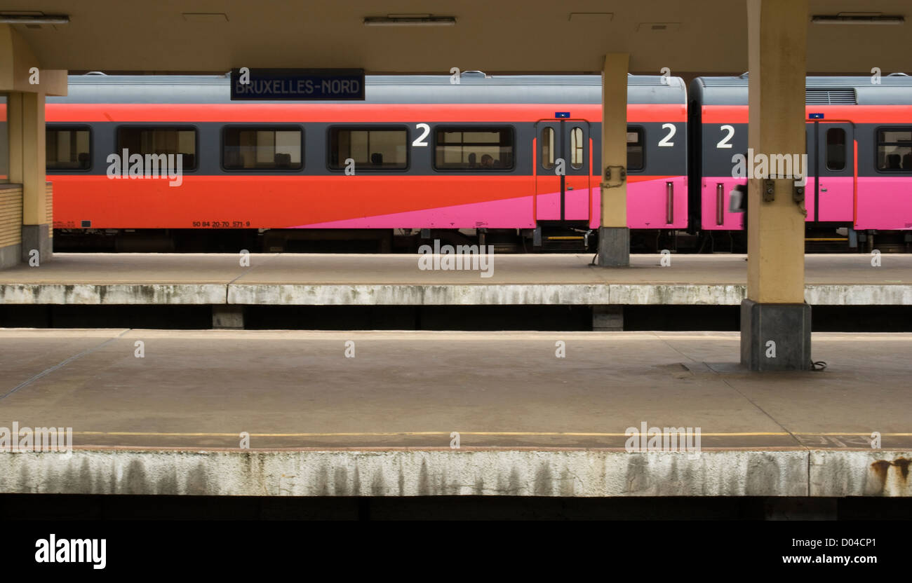 platform in a train station Stock Photo - Alamy