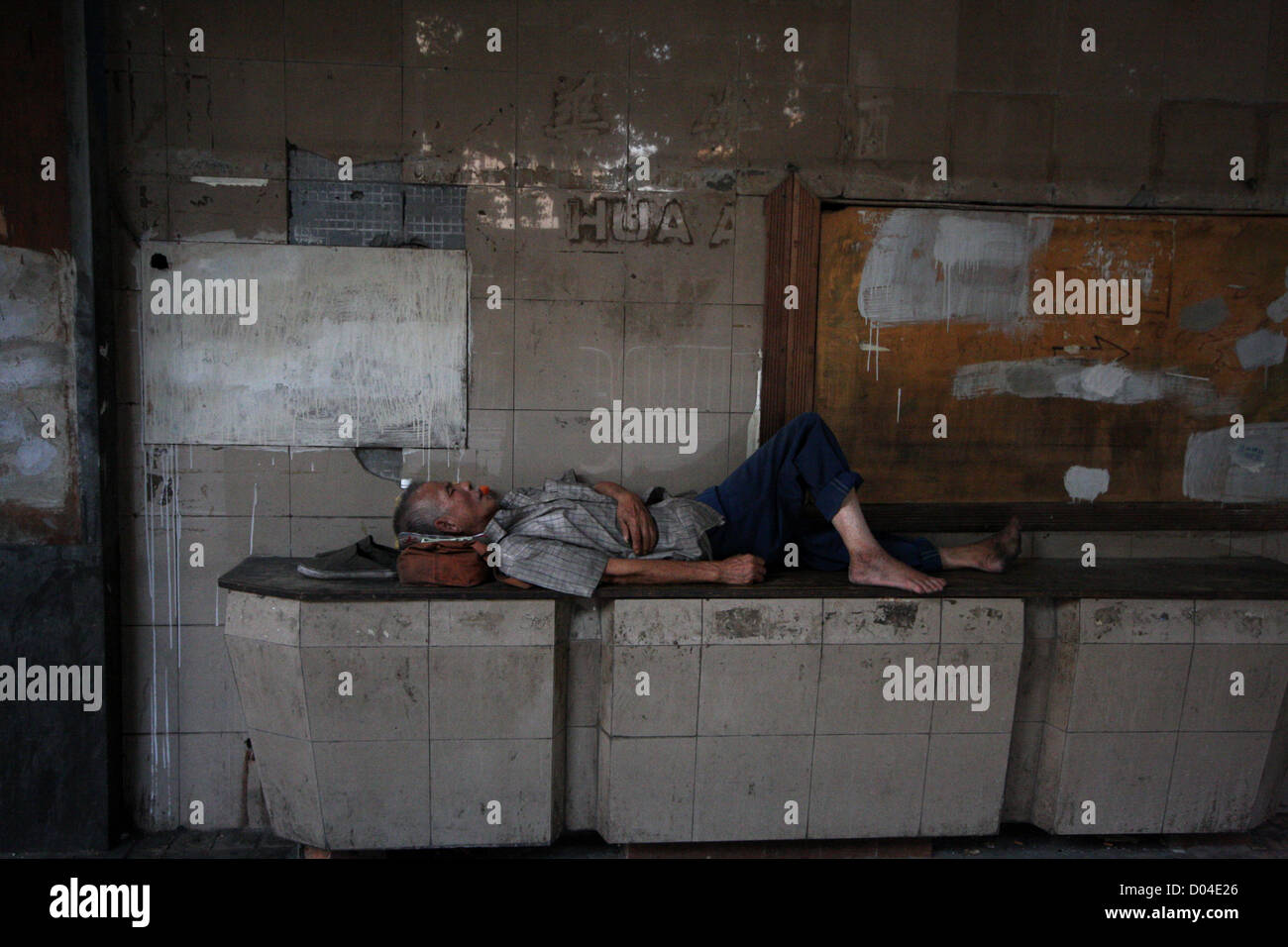 Poor homeless chinese man hi-res stock photography and images - Alamy