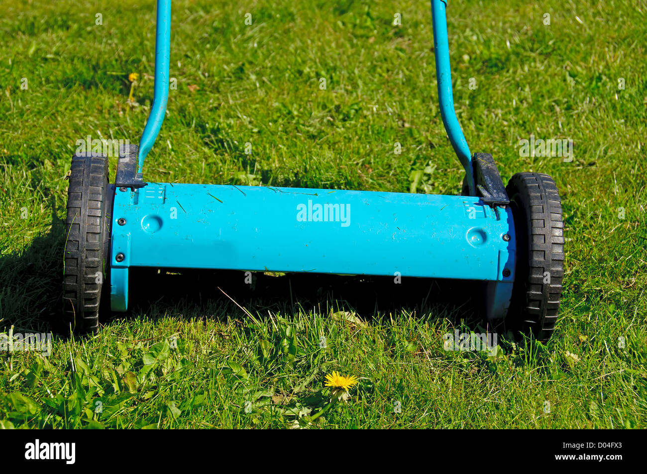 Old fashioned lawn mower hi-res stock photography and images - Alamy