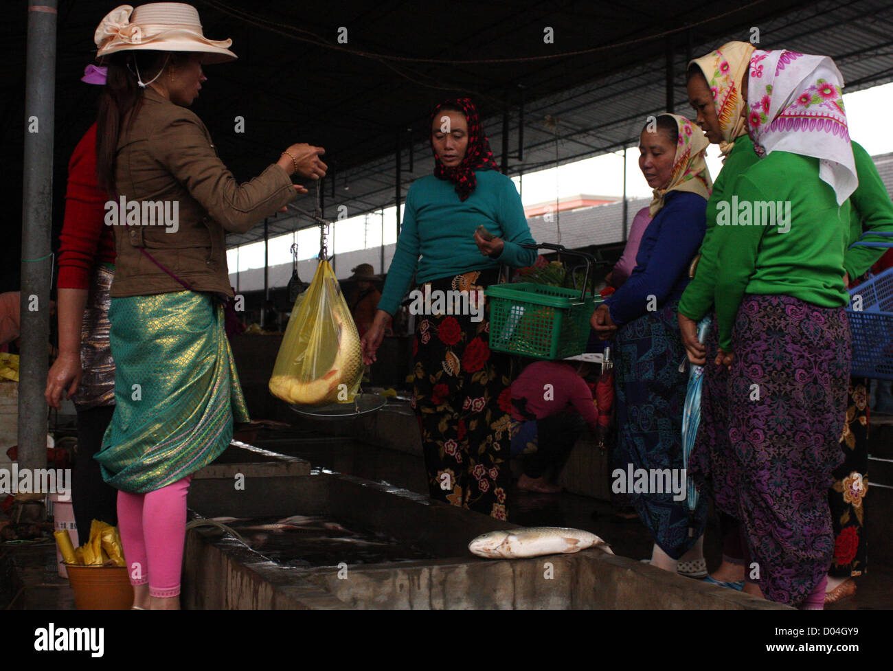 China fish market woman hi-res stock photography and images - Alamy