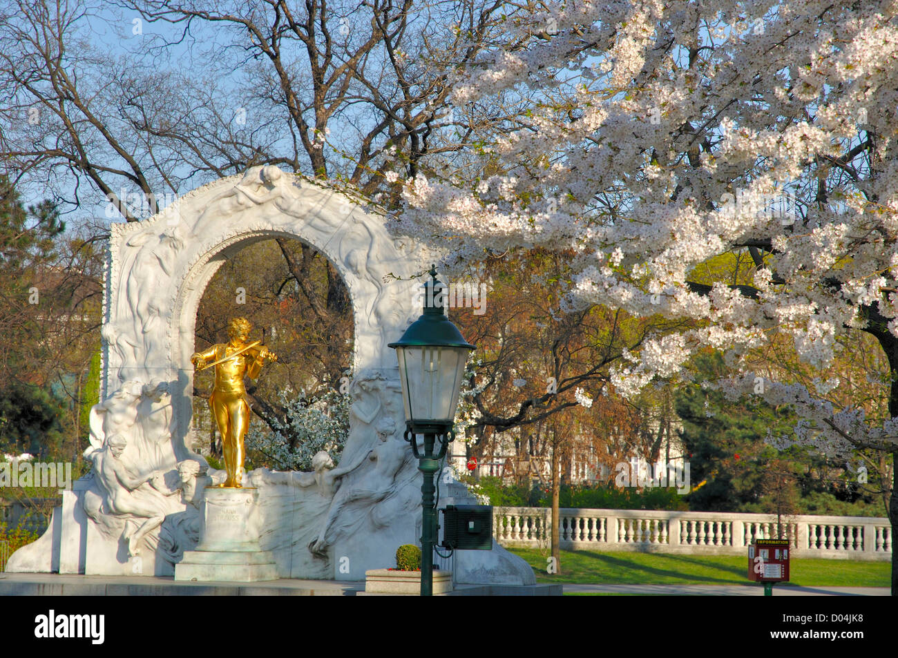 Johann Strauss monument in the Viennese city park Stock Photo - Alamy