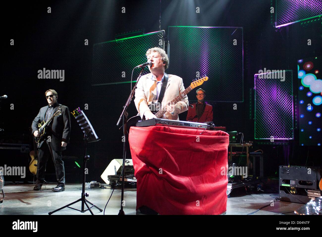Glenn tilbrook chris difford squeeze hi-res stock photography and ...