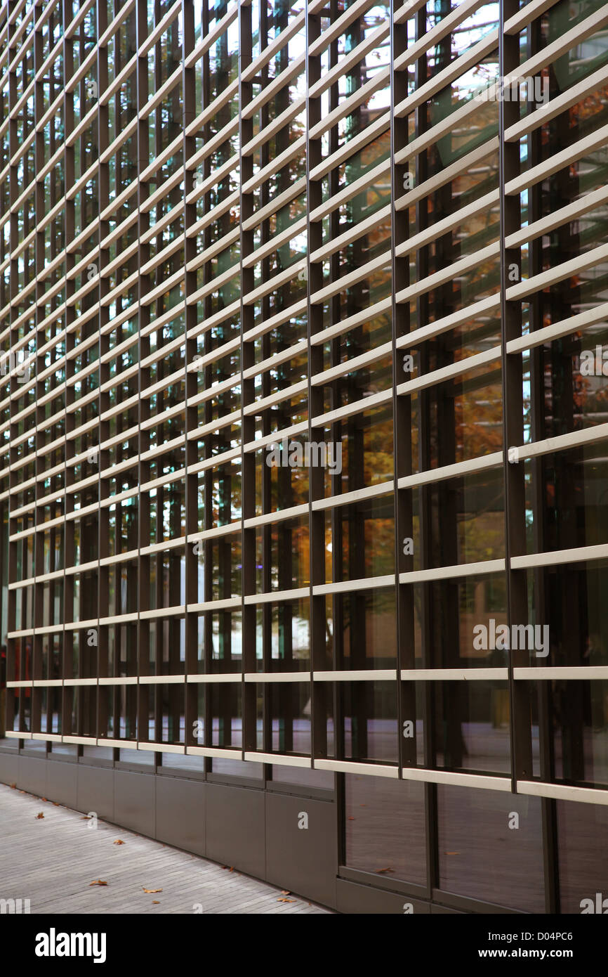 Office building near tower bridge hi-res stock photography and images ...