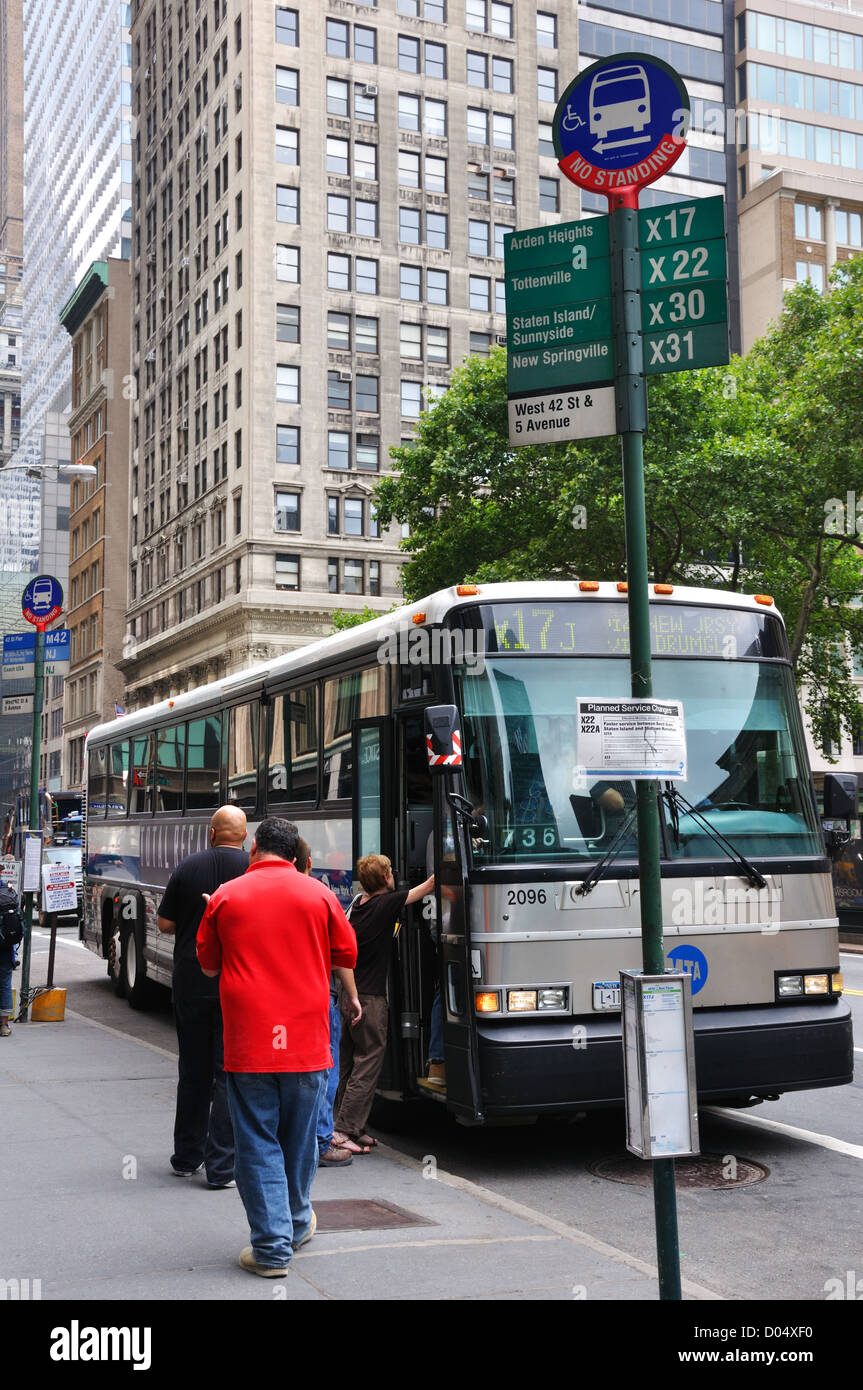 Bus stop on Fifth Avenue in New York City, USA Stock Photo - Alamy