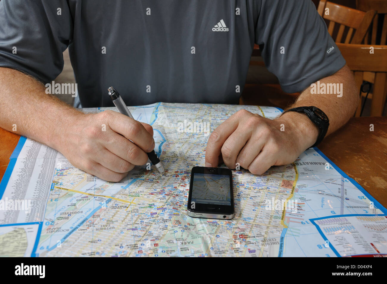 Man with New York map and iphone Stock Photo - Alamy