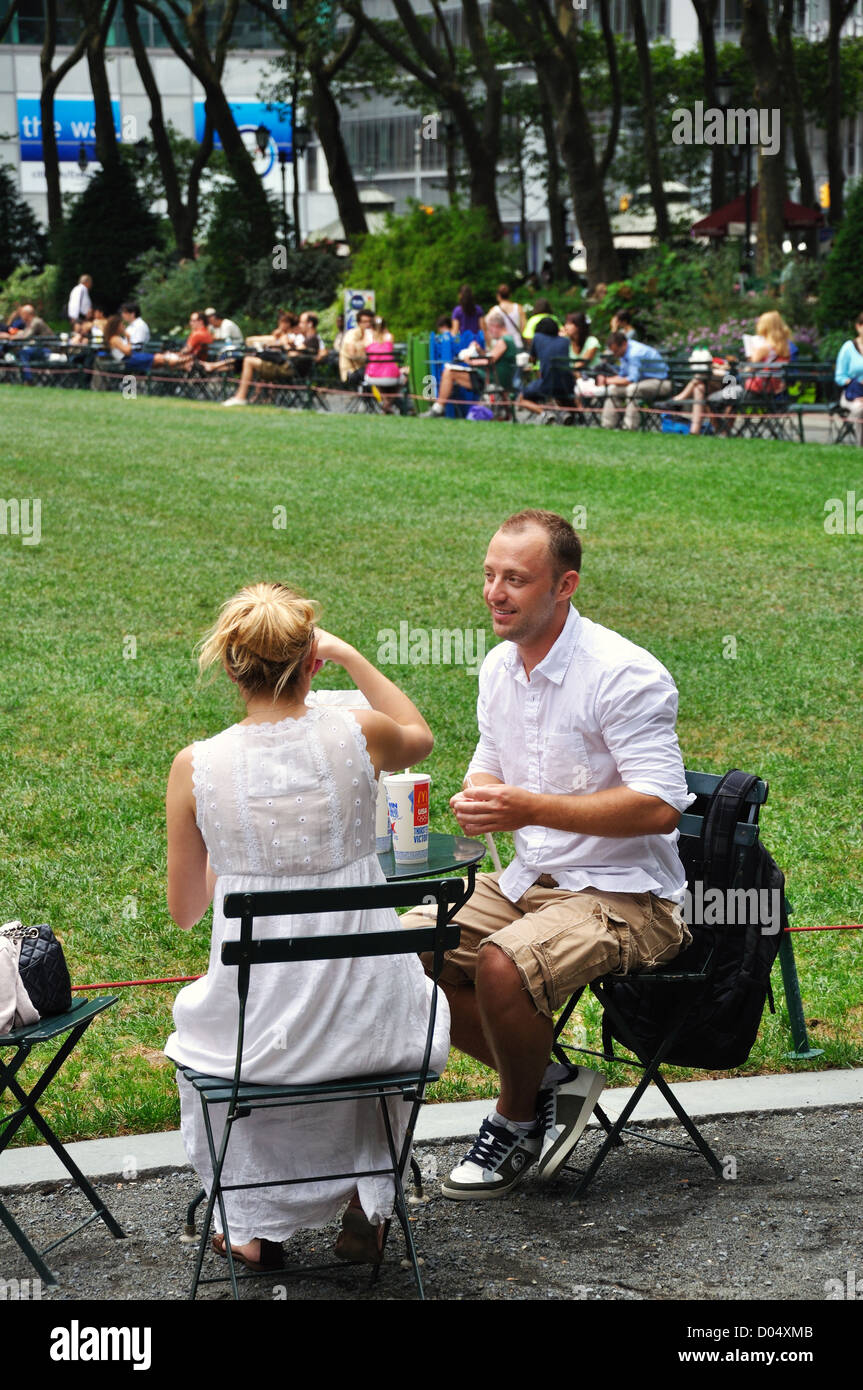 Bryant park people cafe hi-res stock photography and images - Alamy