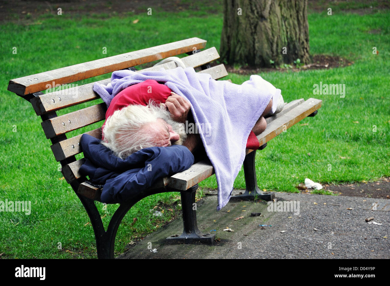 Old man sleeping park bench hi-res stock photography and images - Alamy
