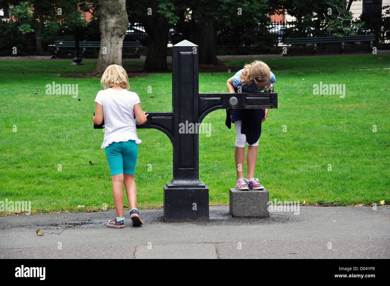 Height difference children hi-res stock photography and images - Alamy