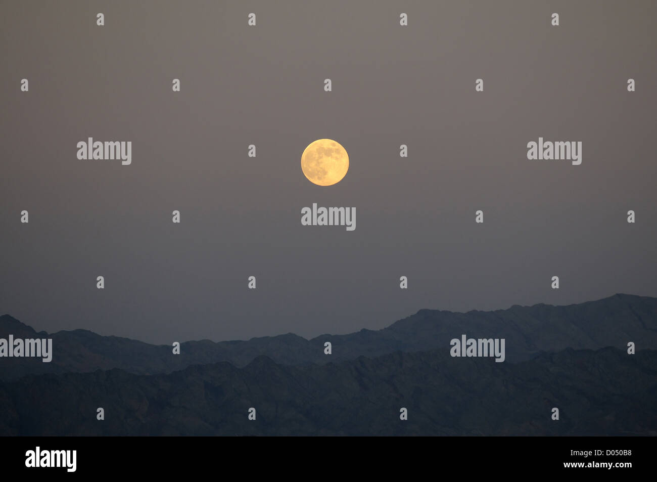 Full moon over mountains hi-res stock photography and images - Alamy