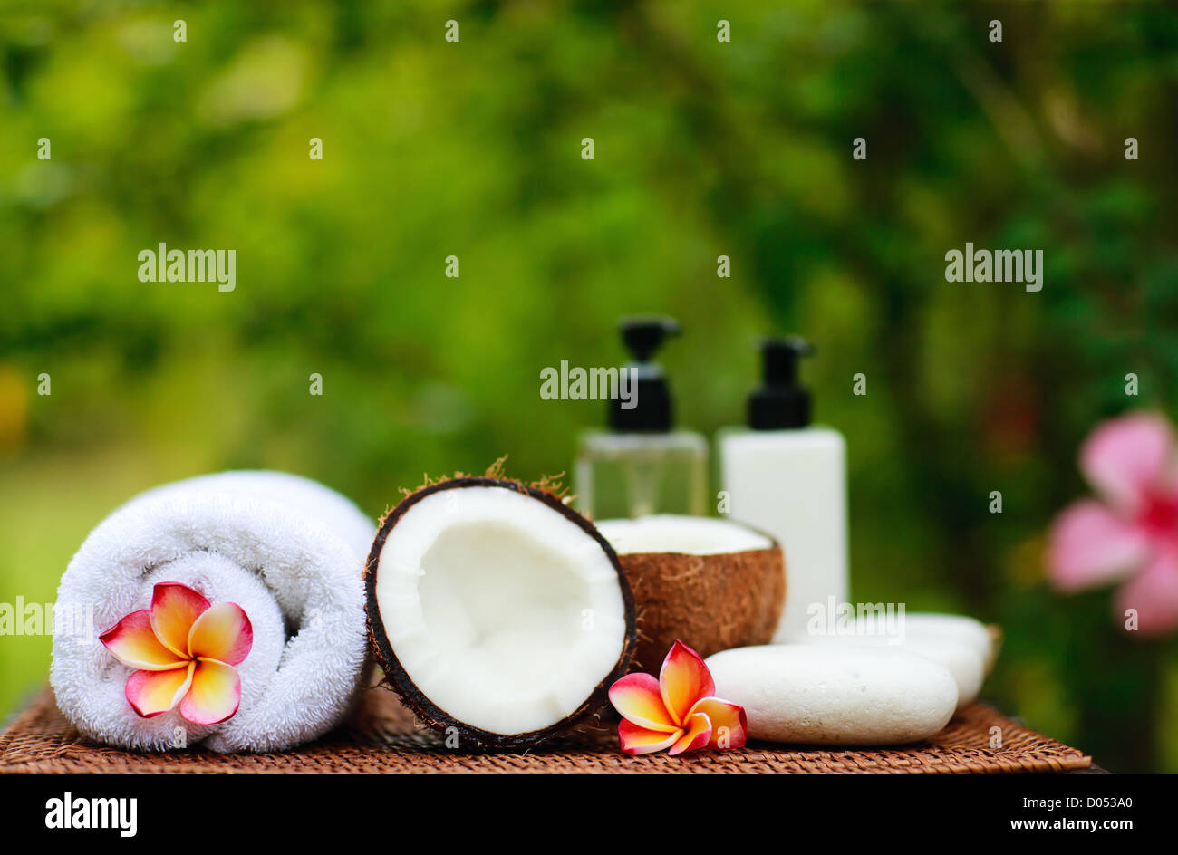 Spa setting frangipani flower hi-res stock photography and images - Alamy