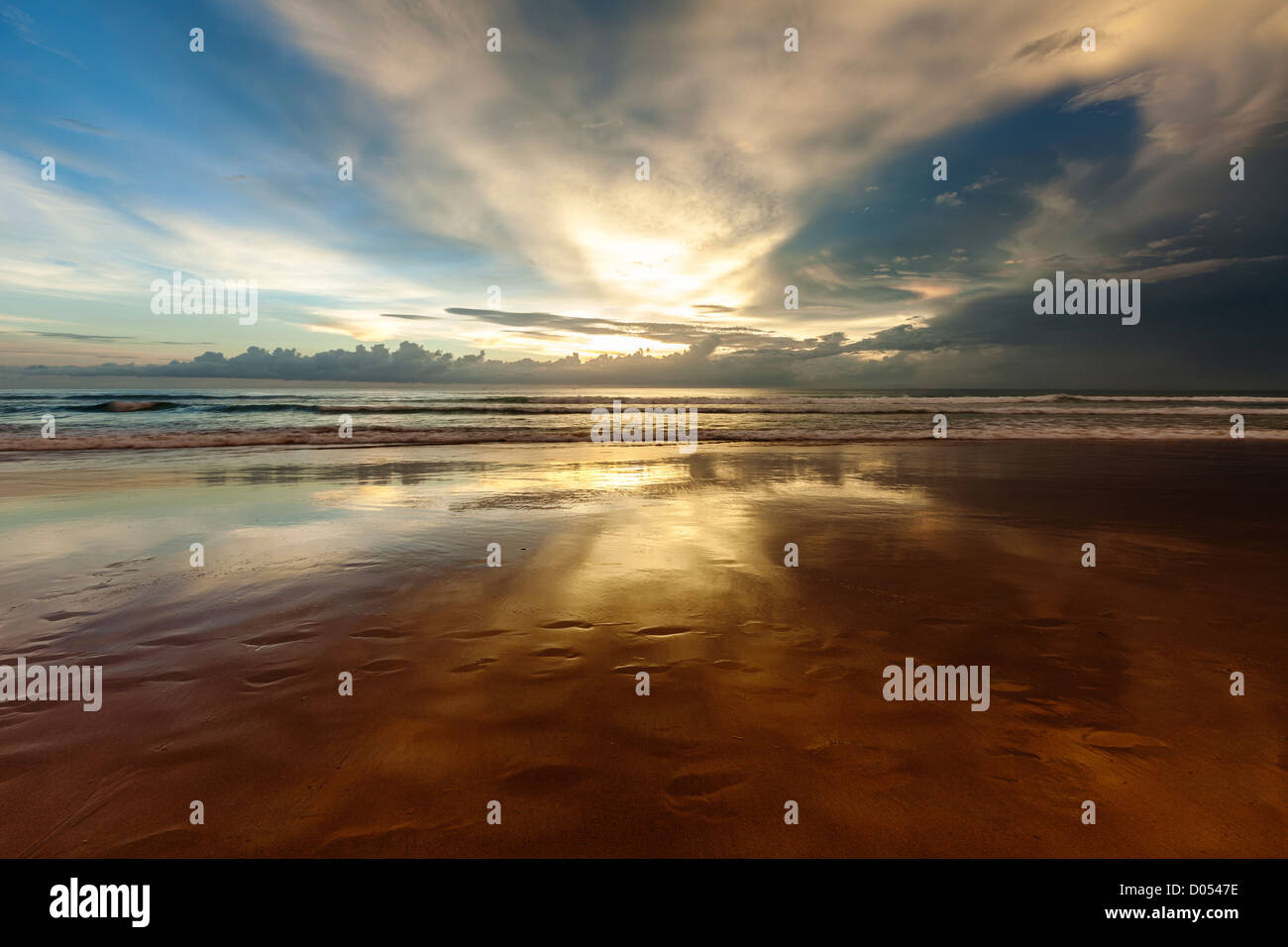 Golden dawn sky hi-res stock photography and images - Alamy