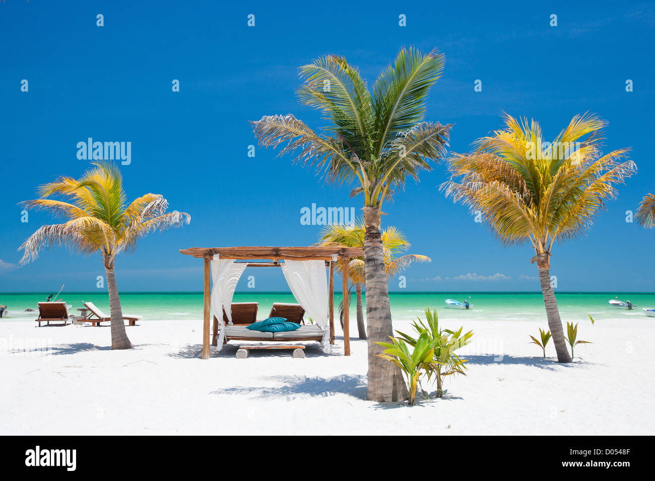 Perfect tropical beach Stock Photo - Alamy