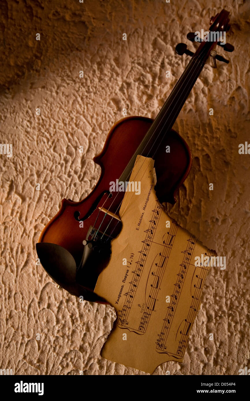 Yellow wall music notes hi-res stock photography and images - Alamy