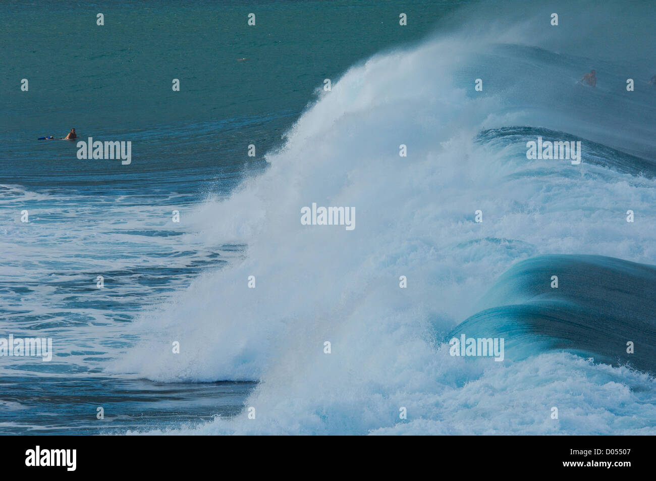 Breaking wave crashes down on surfers at Honolua Bay Maui Hawaii Stock ...
