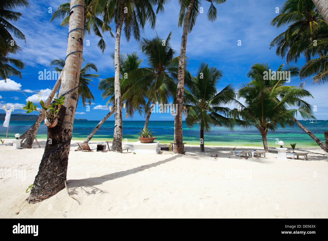 Hotel and beach and tropical hi-res stock photography and images - Alamy