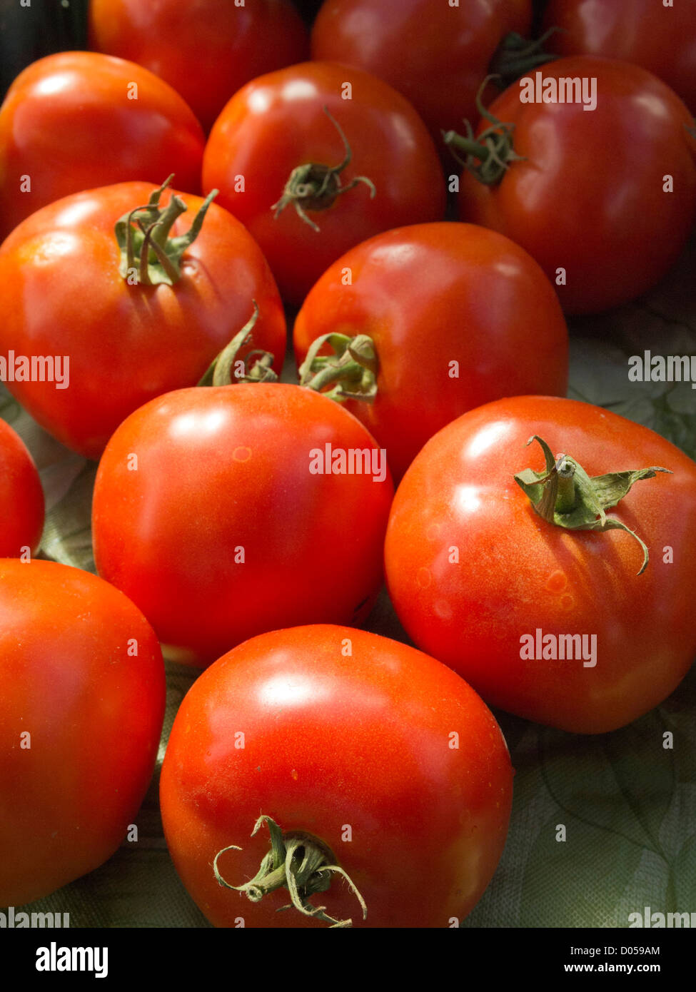 Juicy heirloom tomatoes market hi-res stock photography and images - Alamy