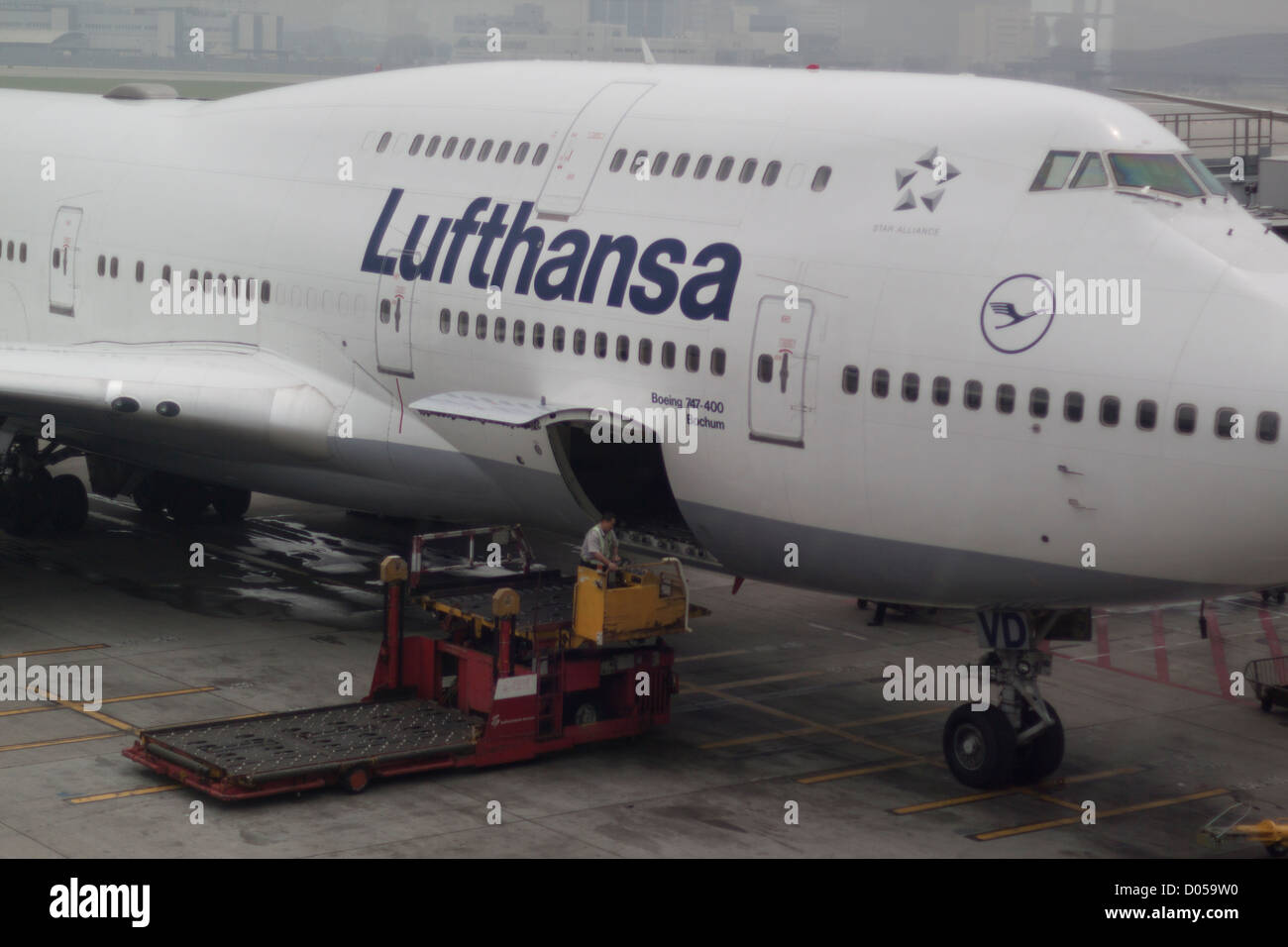 Lufthansa airplane being loaded Stock Photo - Alamy