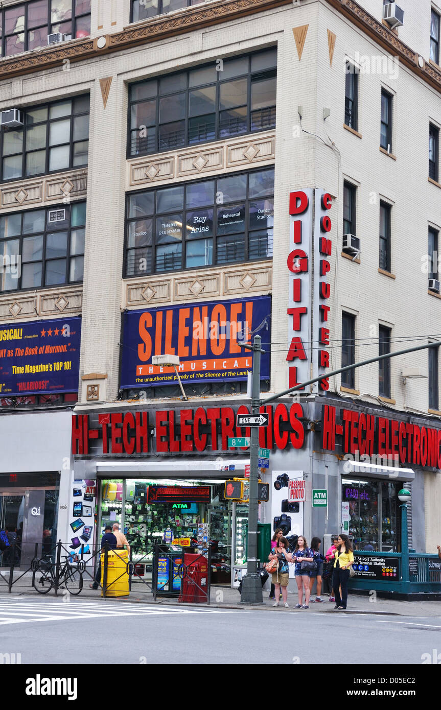 Nyc broadway stores hi-res stock photography and images - Alamy